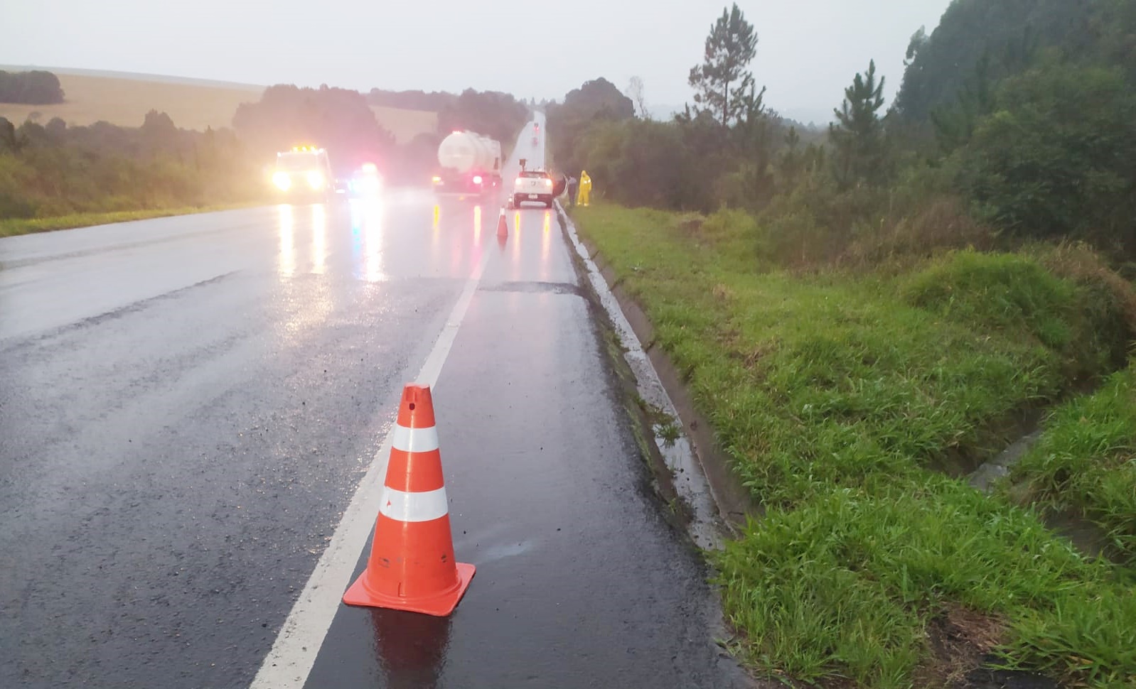 Duas pessoas ficam feridas após capotamento na BR-277, em Palmeira - Rádio Najuá