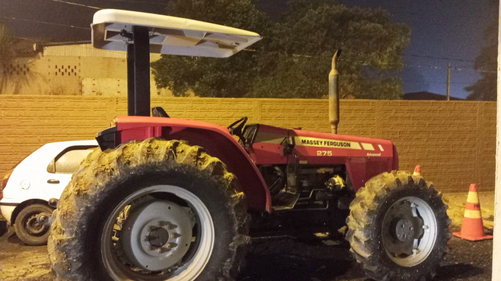 PM localiza trator roubado durante latrocínio em Rio Azul - Rádio Najuá