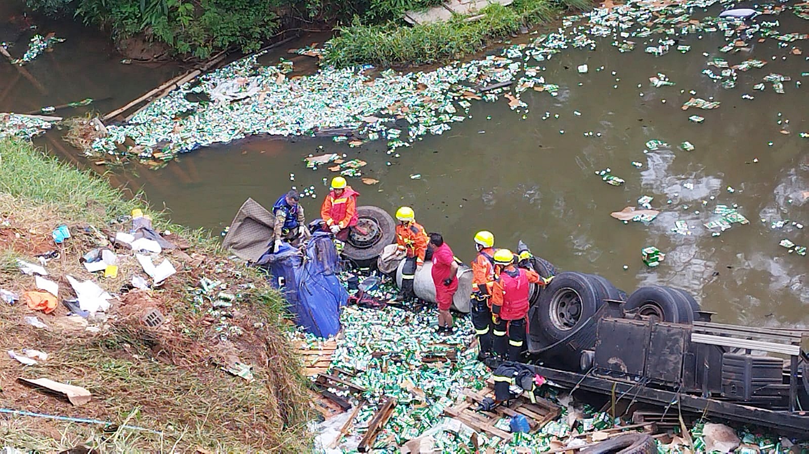 Caminhoneiro morre após caminhão sair da pista e cair em rio na BR-376